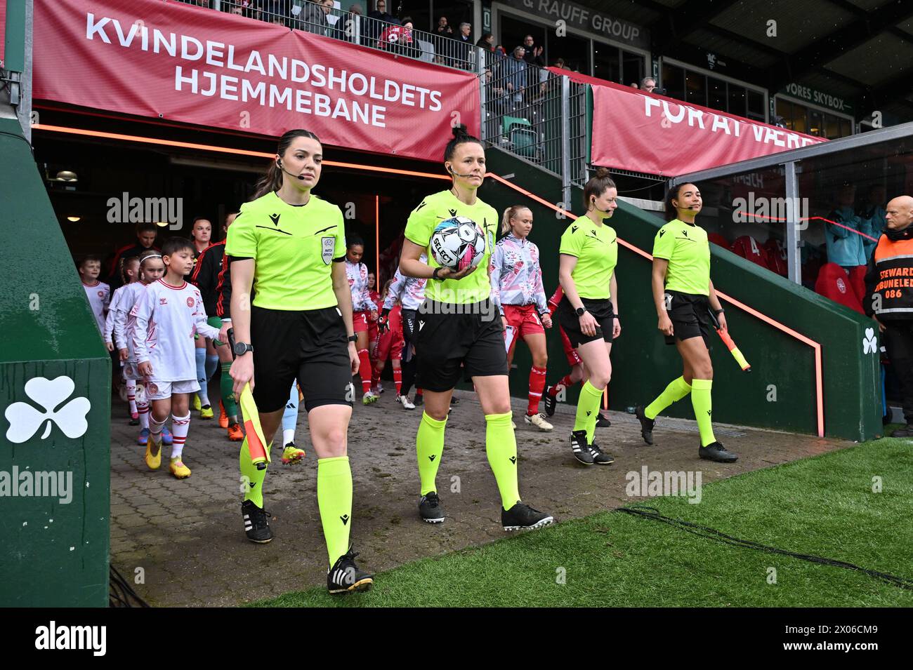 Viborg, Dänemark. April 2024. Schiedsrichter mit der Schiedsrichterin ...