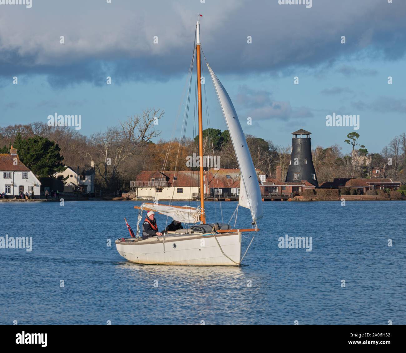 Blick über den Chichester Harbour in Langstone mit der Langstone ...