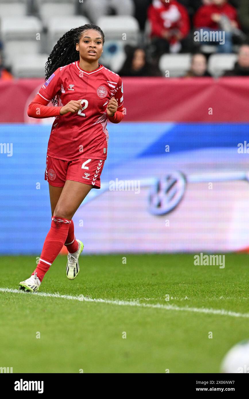 Viborg, Dänemark. April 2024. Isabella Obaze (2) aus Dänemark, das ...