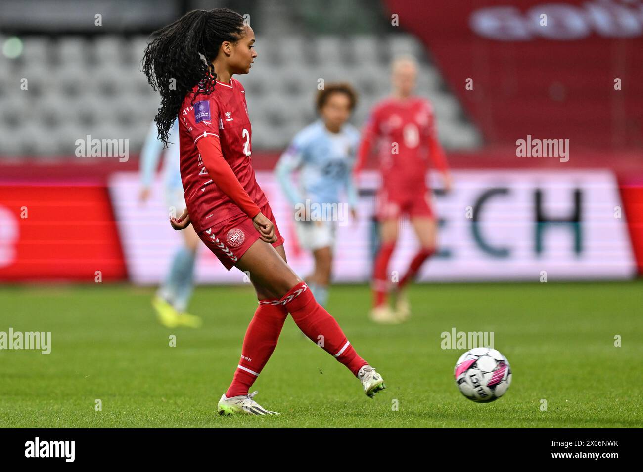 Viborg, Dänemark. April 2024. Isabella Obaze (2) aus Dänemark, das ...
