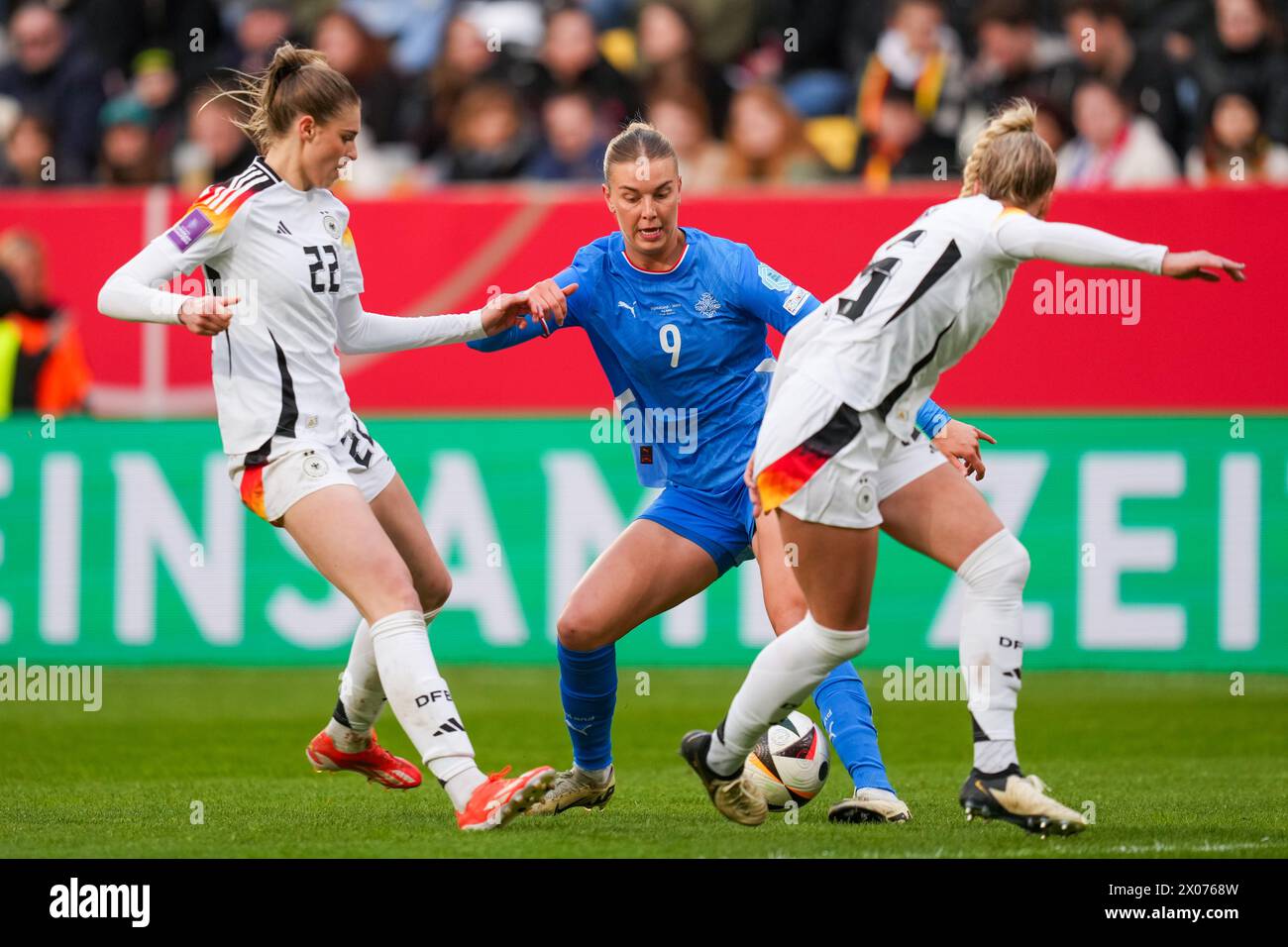 AACHEN, DEUTSCHLAND - 9. APRIL: Dilja Zomers aus Island kämpft am 9 ...