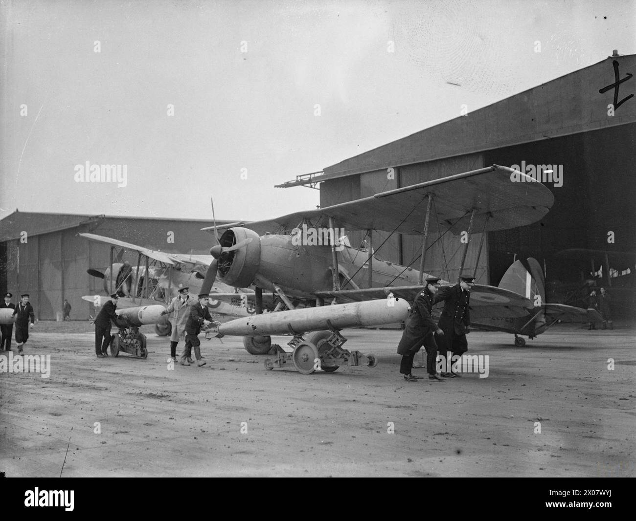 AUSBILDUNG VON PILOTEN FÜR MARINEFLUGZEUGE. 1941 AN DER HMS JACKDAW ...