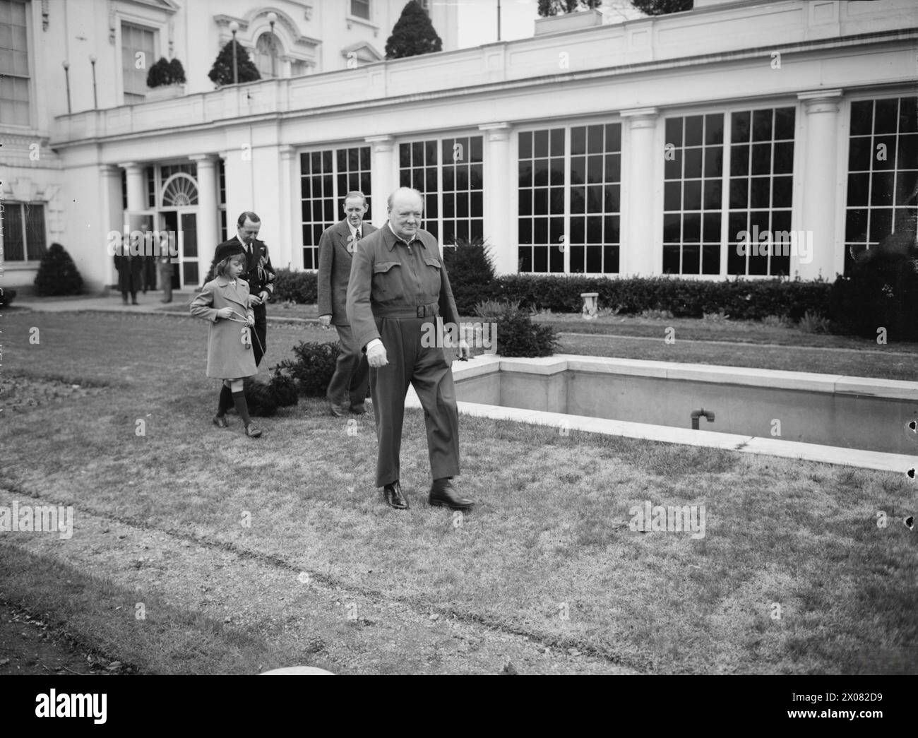 MR. CHURCHILL IN SEINEM SIRENENANZUG IM WEISSEN HAUS. 3. JANUAR 1942 ...