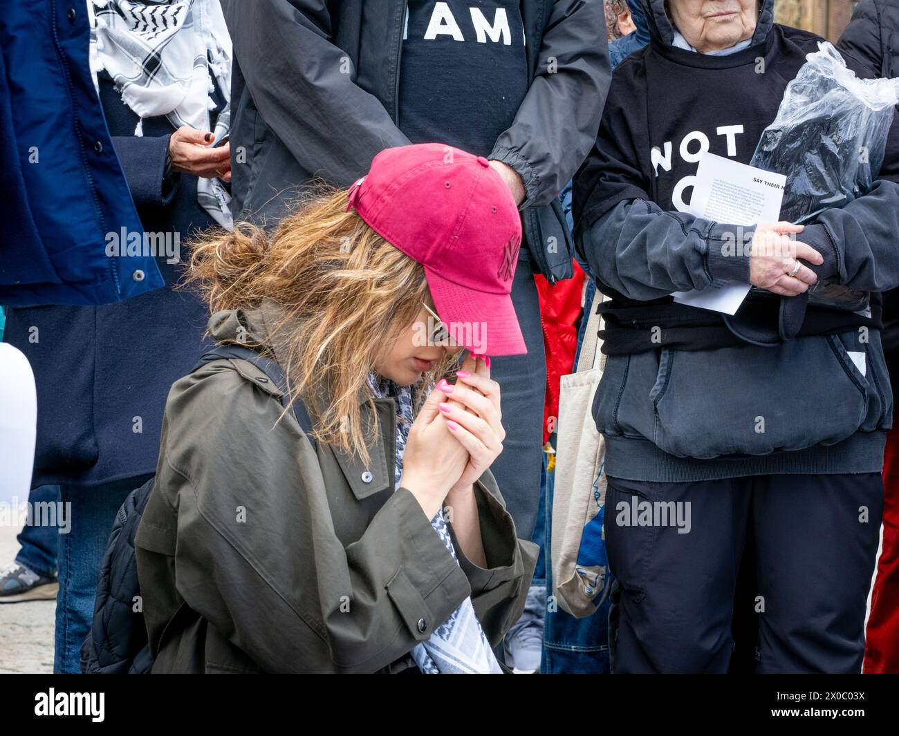 Ein Demonstrant wird emotional, wenn eine Liste der Namen von Kindern ...