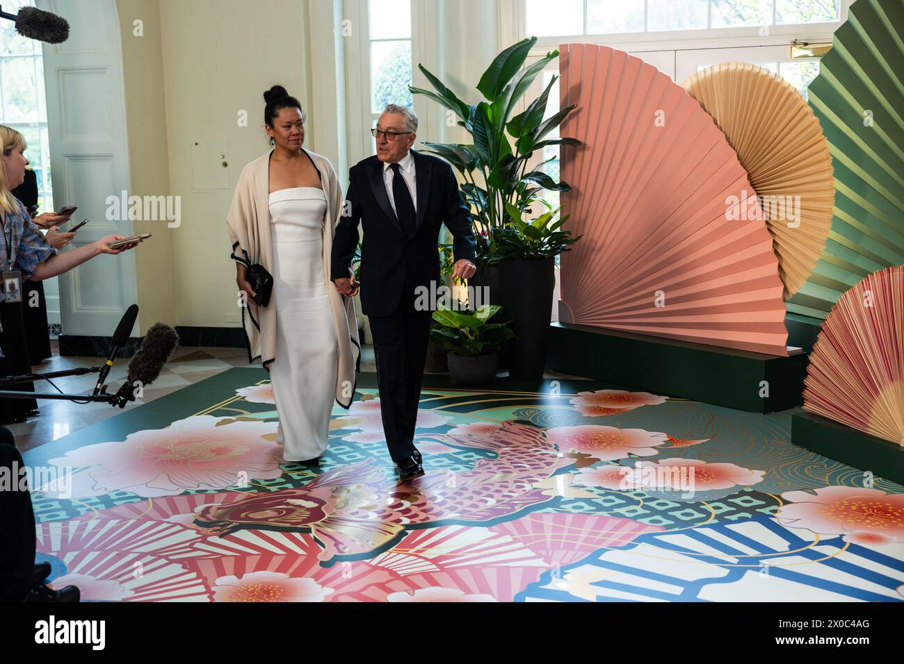 Herr Robert de Niro und Frau Tiffany Chen kommen am Mittwoch zum ...