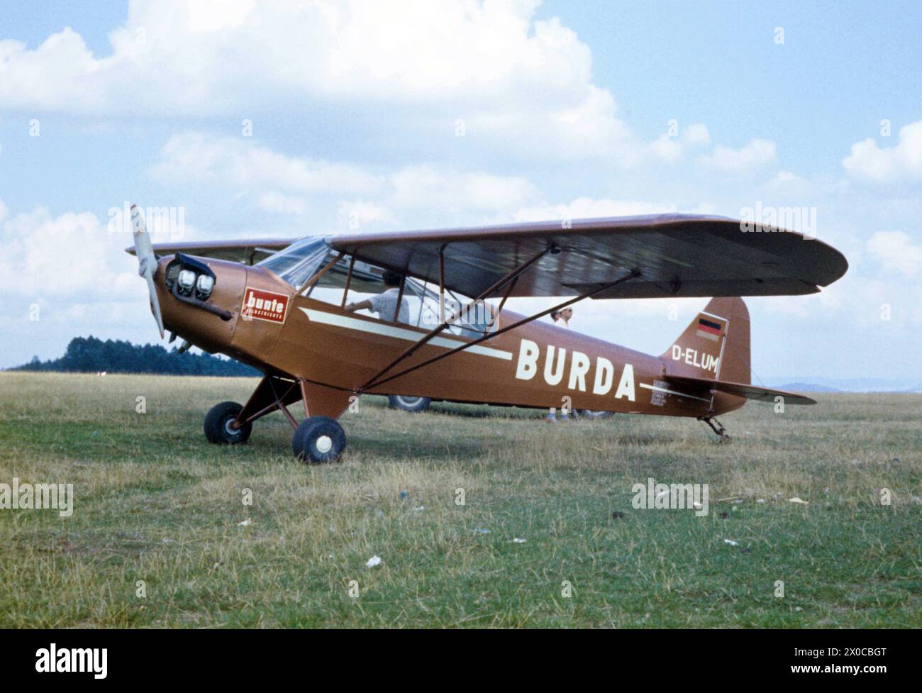Einer Piper PA-18 Super Cub der Burda-Staffel mit der Aufschrift bunte ...