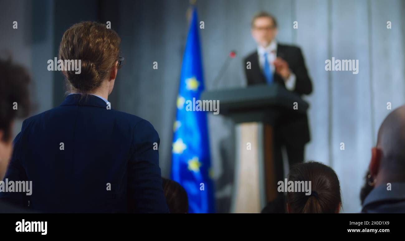 Interviewer stellt frage -Fotos und -Bildmaterial in hoher Auflösung ...