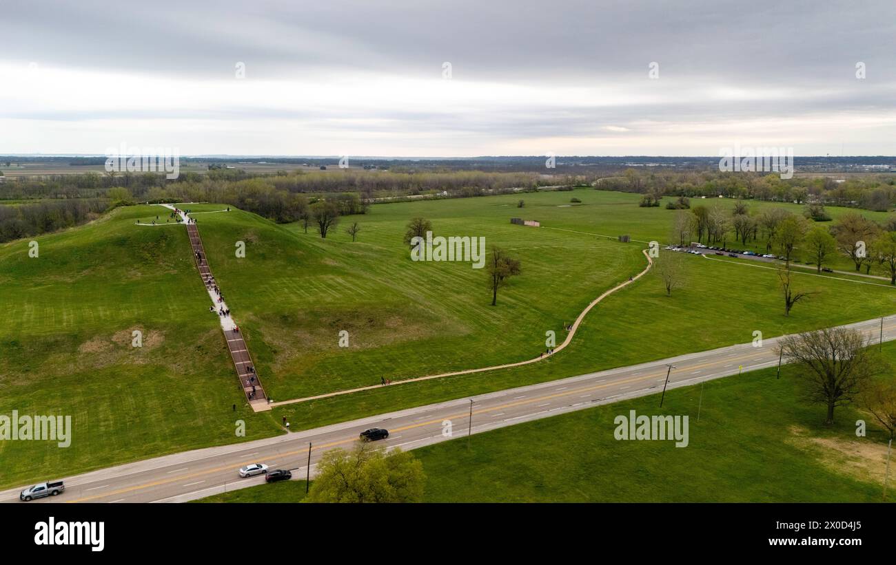 Luftaufnahme von Monks Mound im Cahokia Mounds State Historical Area ...