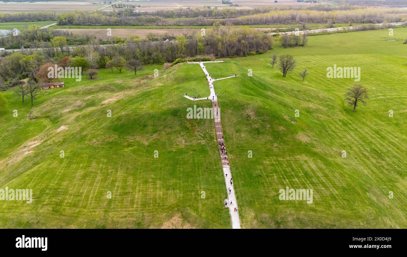 Luftaufnahme von Monks Mound im Cahokia Mounds State Historical Area ...