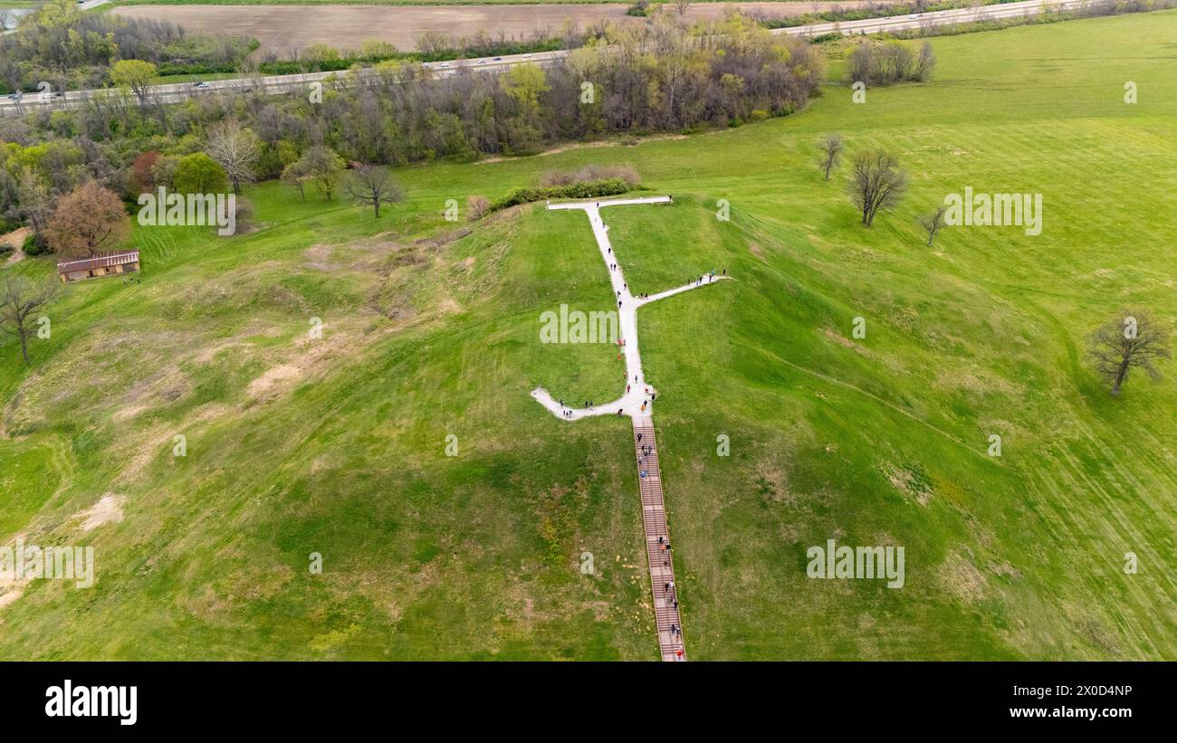Luftaufnahme von Monks Mound im Cahokia Mounds State Historical Area ...