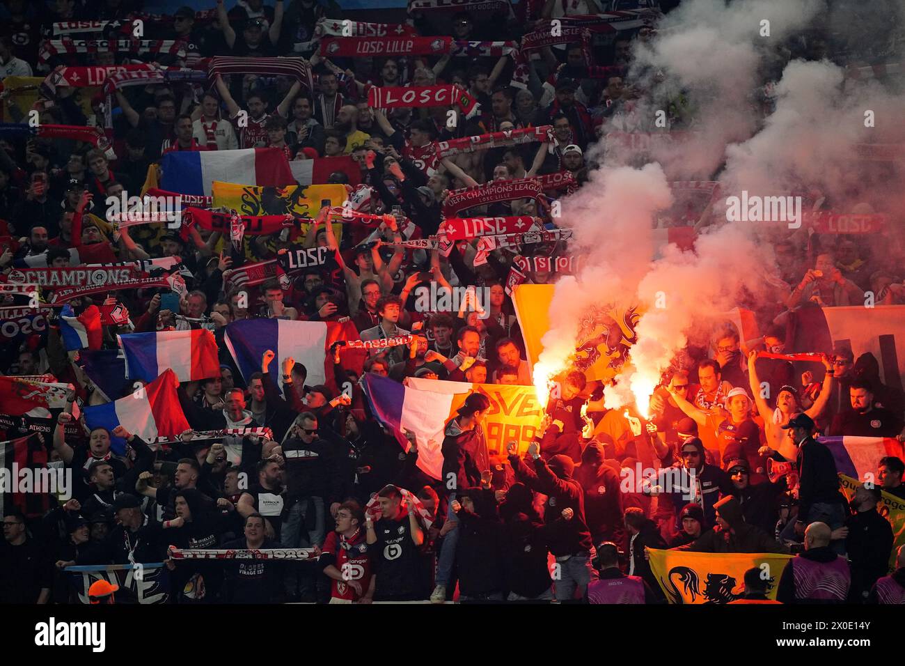 Die Fans von Lille setzten während des Viertelfinales der UEFA ...