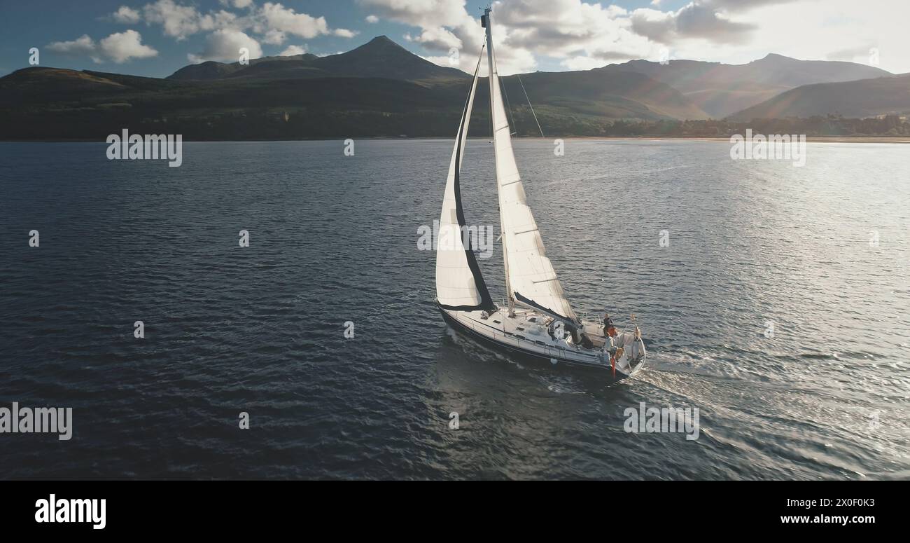 Die Sonnenyacht segelt in der Meeresbucht. Weißes Boot auf offenem Meer ...