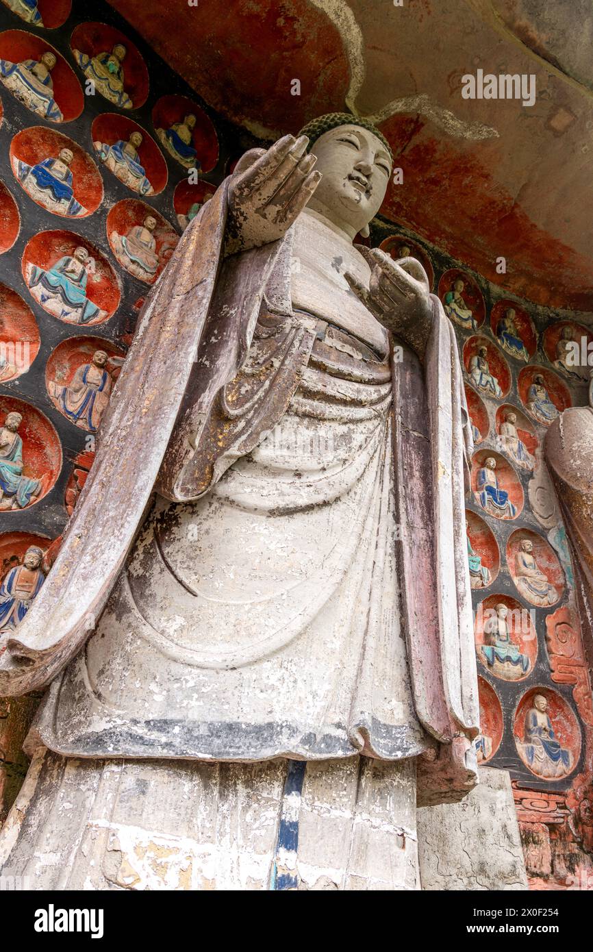 Riesige Skulptur des Buddha in Nirvana mit Statuen von Jüngern oder ...