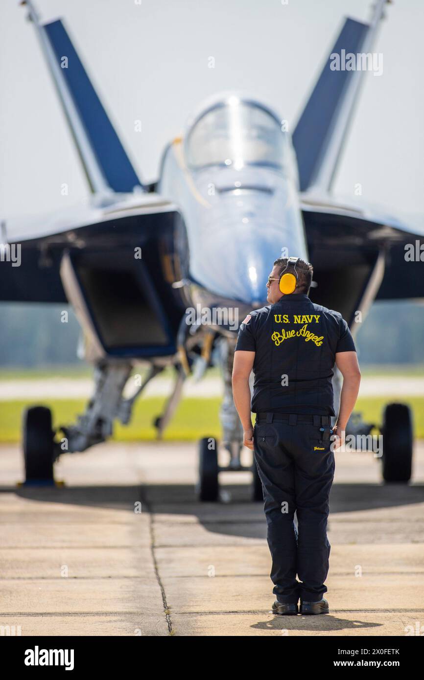Am 7. April 2024 steht Aaron Gutierrez vor seinem Boeing F/A-18 Super ...