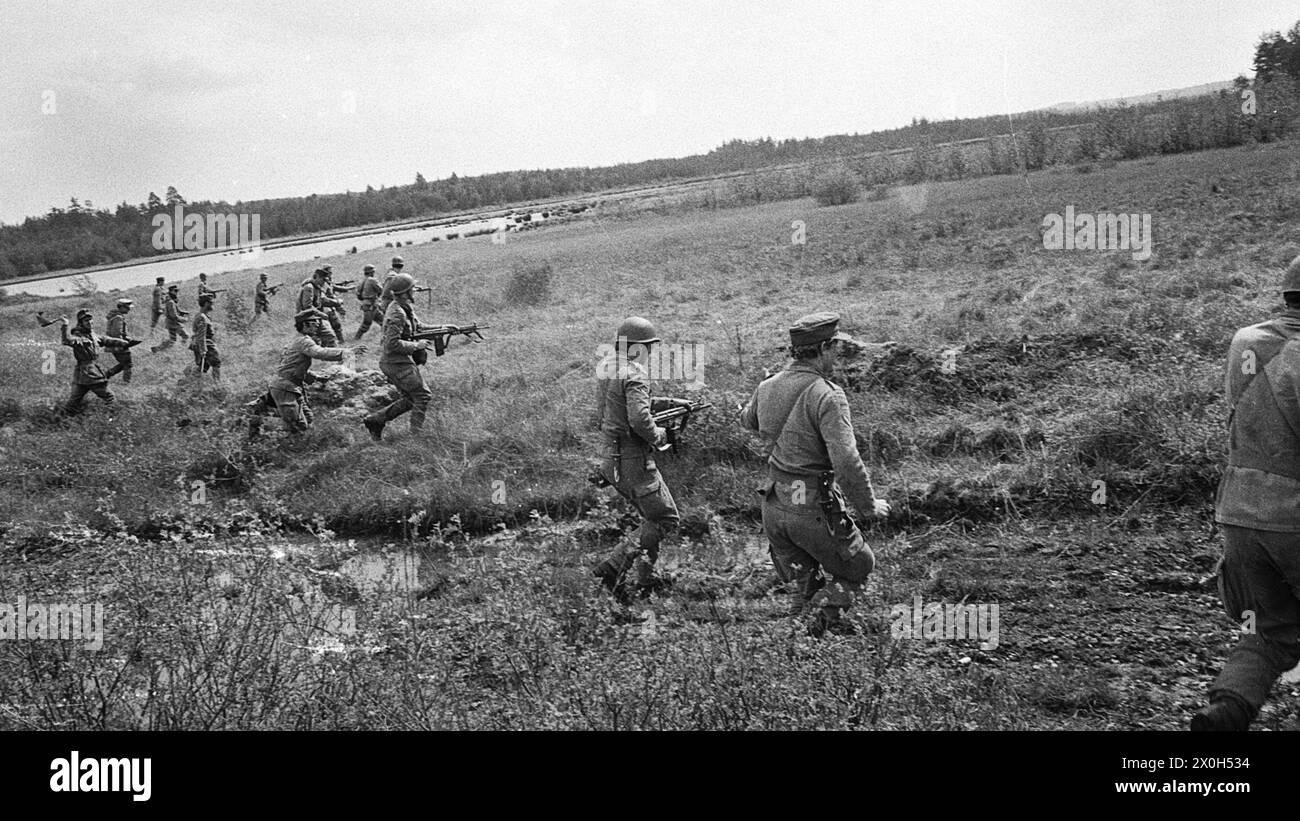 Truppenübung: Die Soldaten, die die angreifenden Soldaten begleiten ... Truppenübung: Die Soldaten, die die angreifenden Soldaten begleiten ...