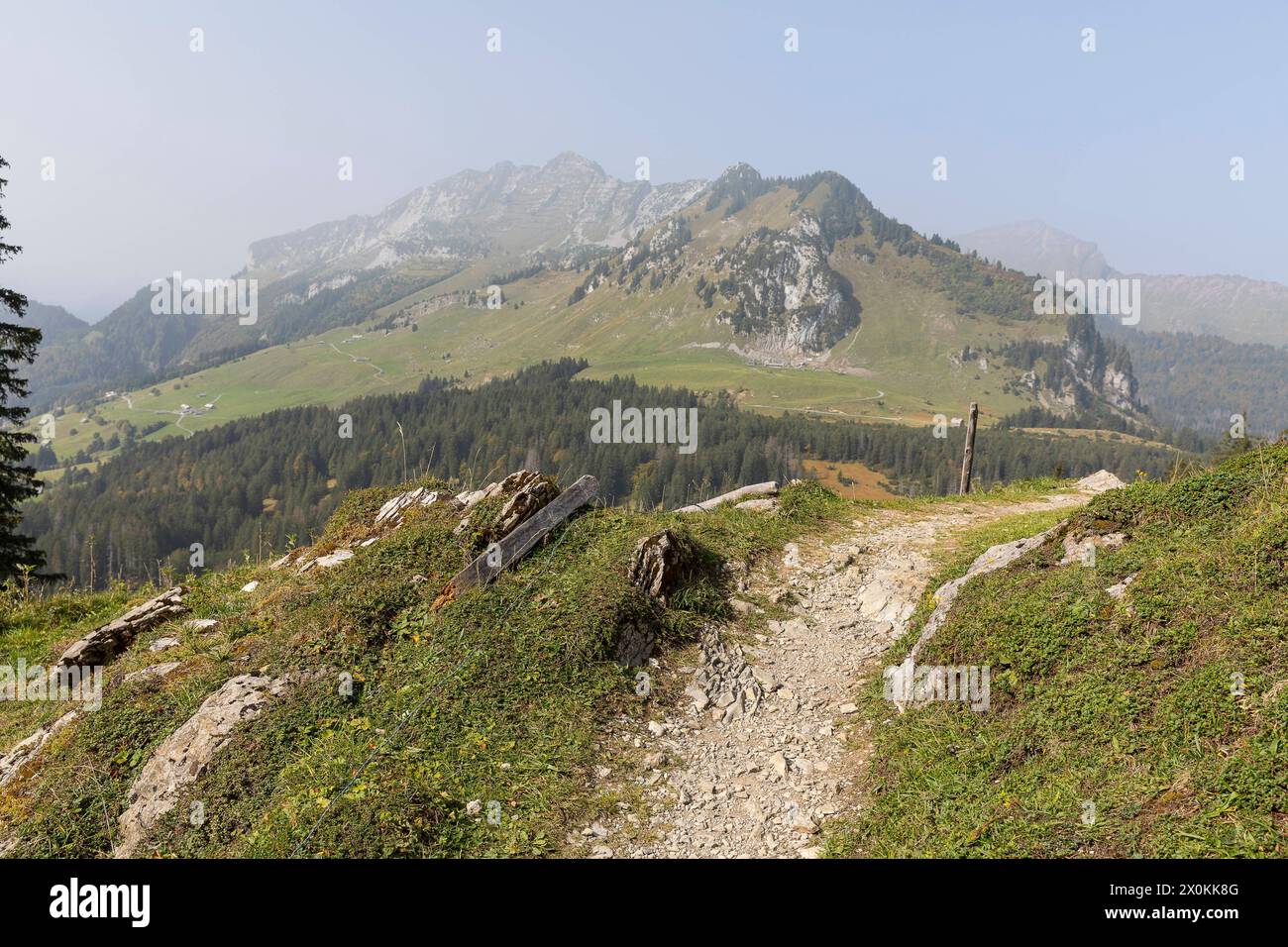 Steiniger wanderweg -Fotos und -Bildmaterial in hoher Auflösung – Alamy