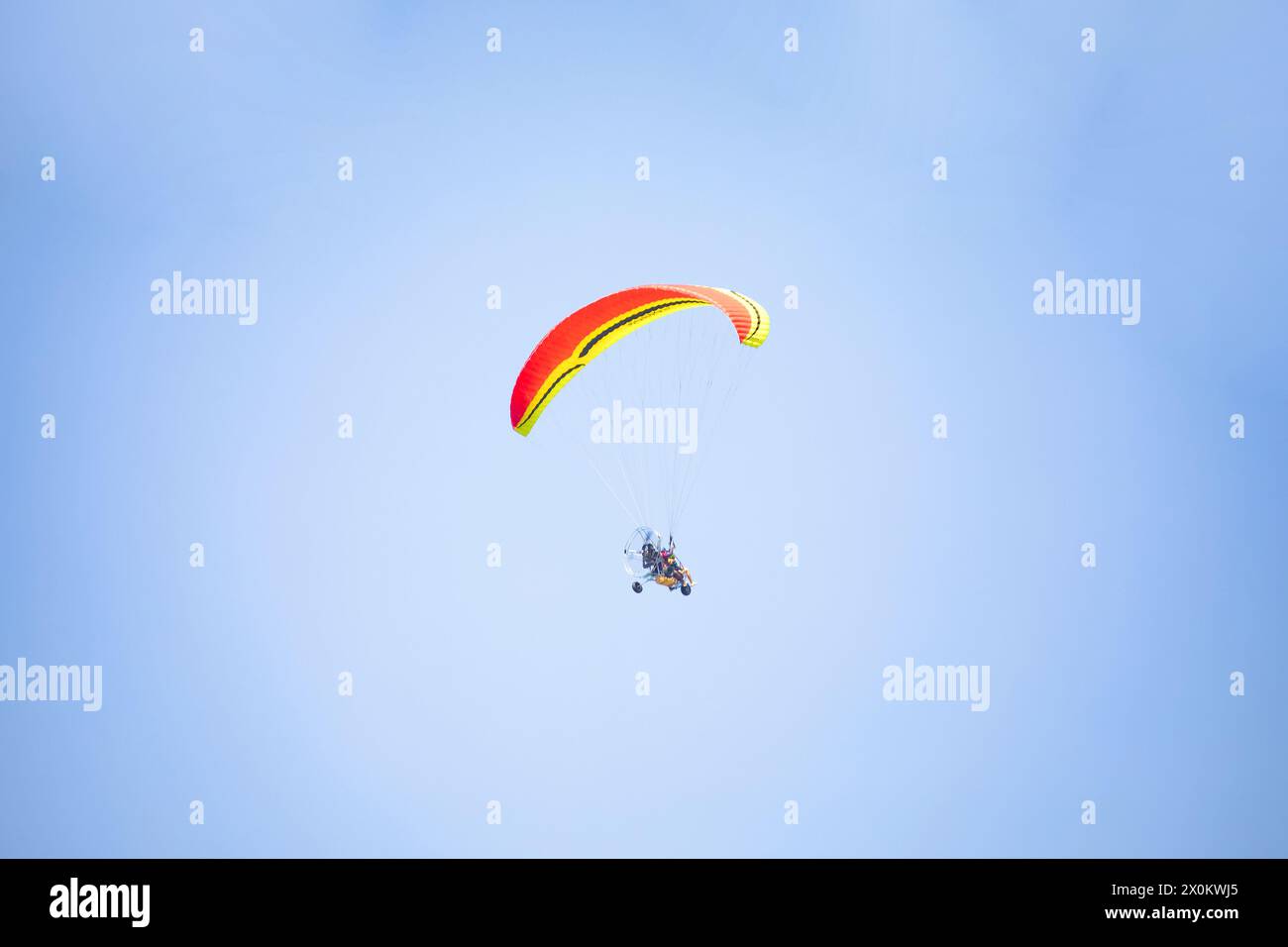 Tandem motorisierter gleitschirm -Fotos und -Bildmaterial in hoher ...