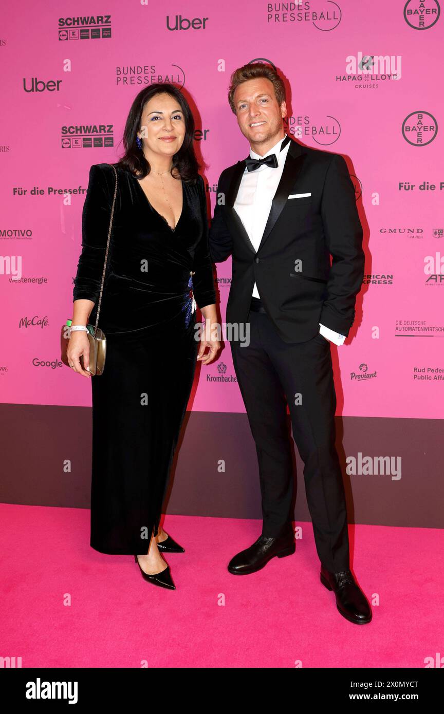 Düzen Tekkal und Alexander Schwarz beim 71. Bundespresseball 2024 im Hotel Adlon Kempinski ...