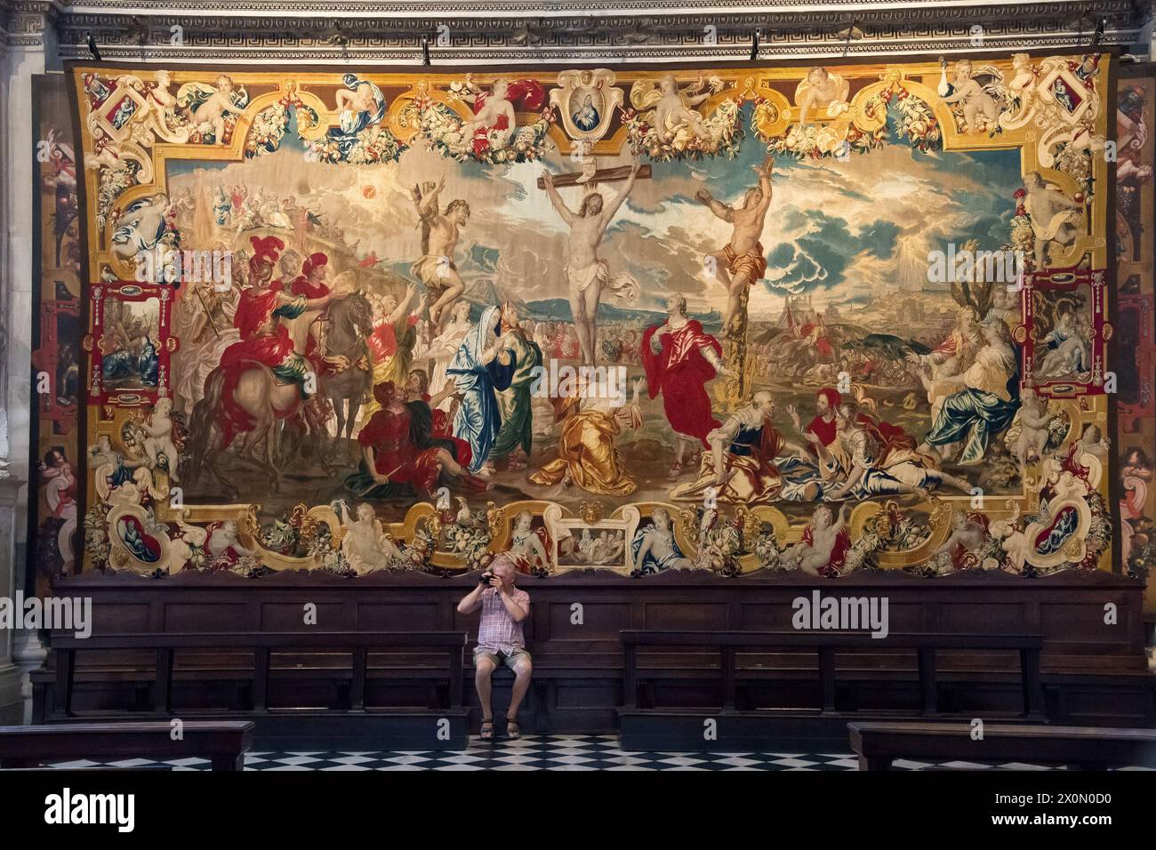 Kreuzigung flämischer Wandteppich aus dem 17. Jahrhundert in lombardischer romanischer Basilika ...