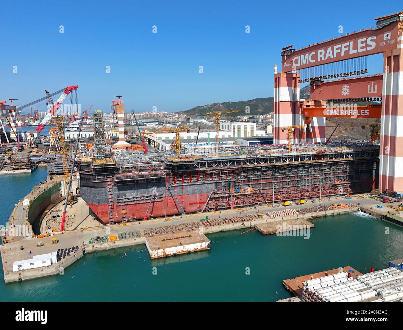 YANTAI, CHINA - 12. APRIL 2024 - Ein schwimmendes Produktions-, Lager ...