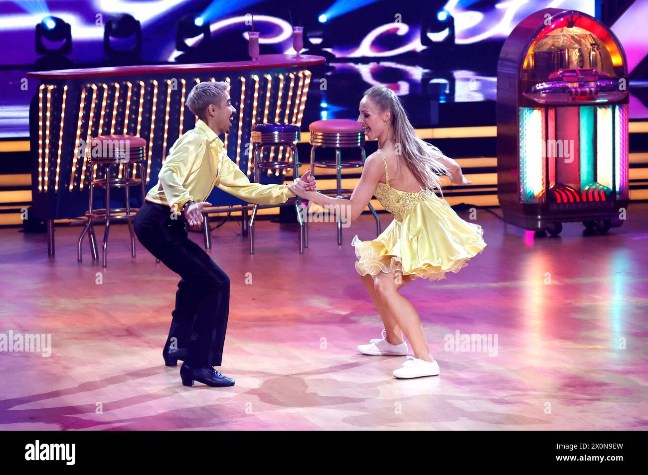 Tony Bauer mit Marta Arndt in der sechsten Live-Show der 17. Staffel ...