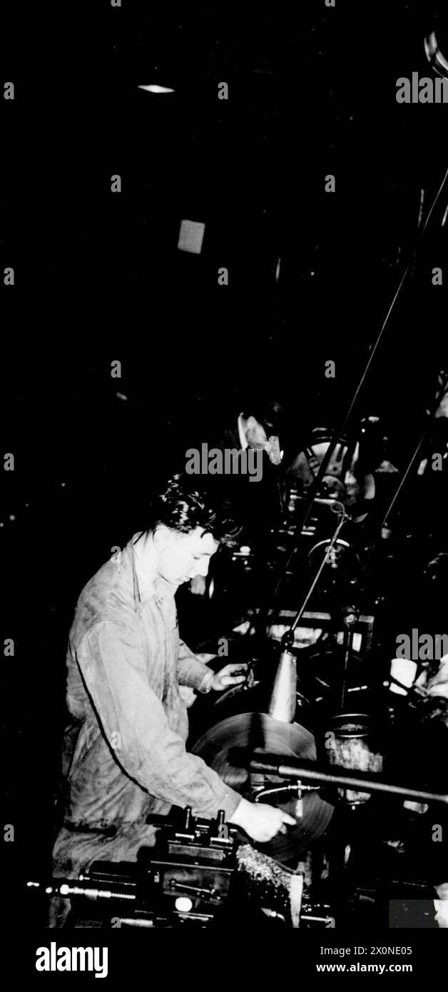 MÄNNER HINTER GROSSBRITANNIENS SCHIFFEN. APRIL 1945, LIVERPOOL ...