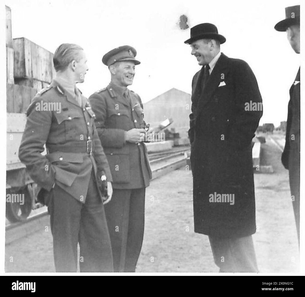 LADY MOIRA LYTTELTON BESUCHT DIE ZENTREN DES NAHEN OSTENS MIT DEM ...