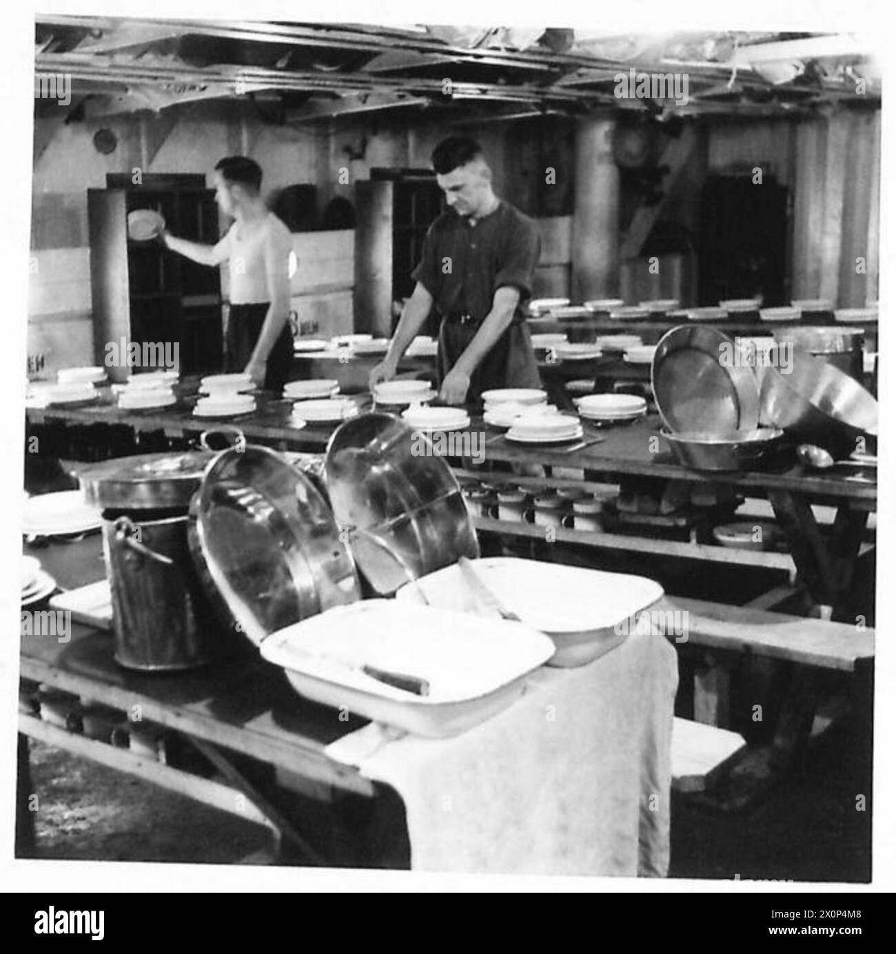 FOTOS AUF Einem TRUPPENSCHIFF IN Einem KONVOI IN DEN NAHEN OSTEN - Ein ...