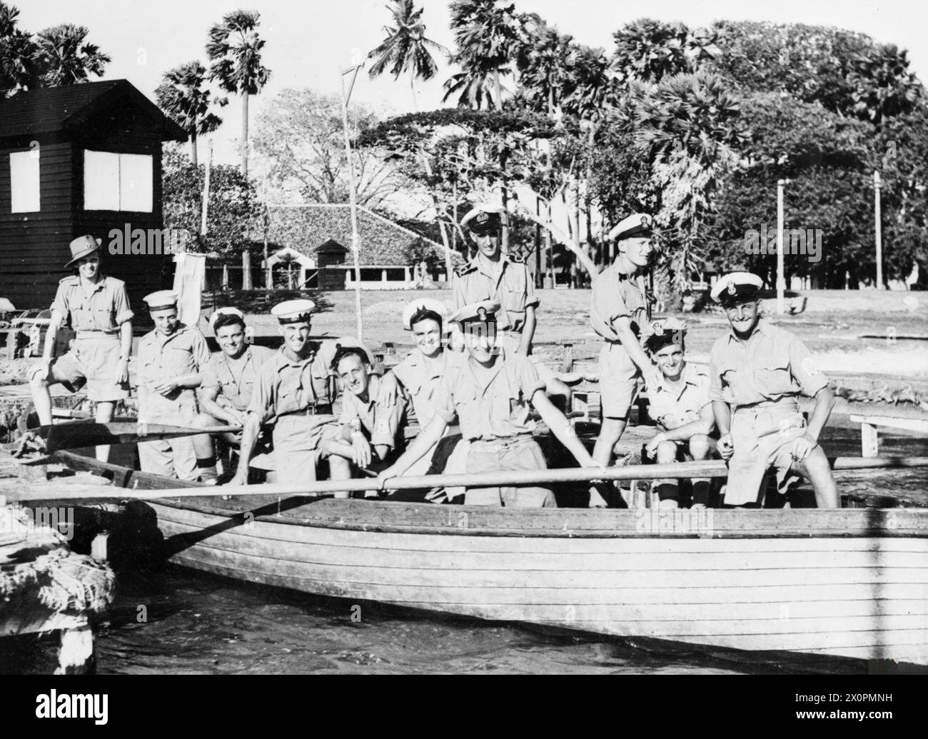 MIT DER BRITISCHEN OSTINDIEN-FLOTTE. JUNI 1945, HMS RAJALYIA ...