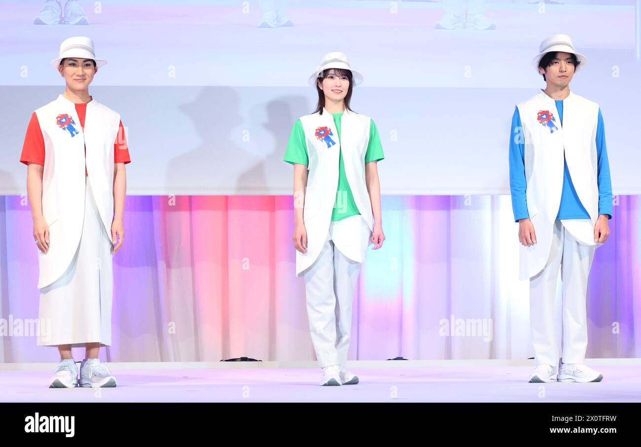 Tokio, Japan. April 2024. Modelle zeigen offizielle Uniformen der Expo ...