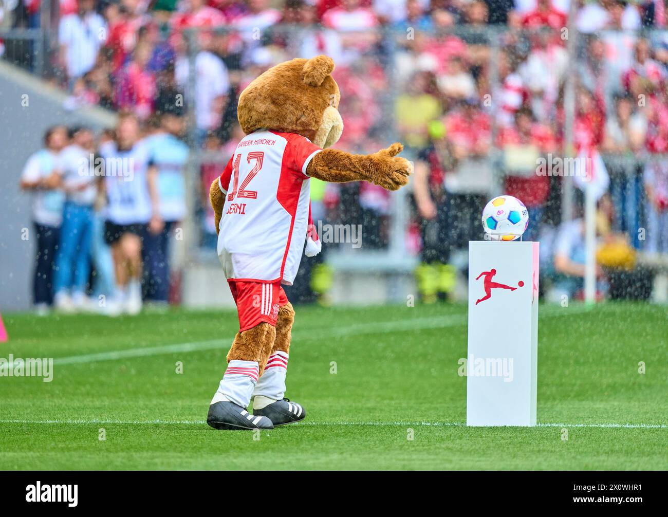 Maskottchen fc bayern bernie -Fotos und -Bildmaterial in hoher ...