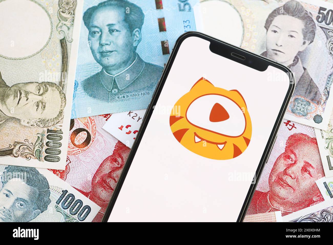 KIEW, UKRAINE - 1. APRIL 2024 Huya-Symbol auf dem Smartphone-Bildschirm auf vielen asiatischen ...