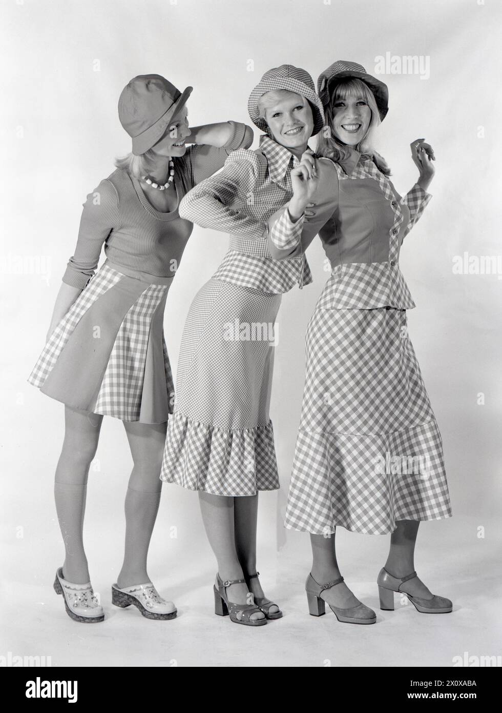 01.07.1971, Berlin, DDR - Werbeaufnahme für Modezeitschriften: Models zeigen die neueste Sommer ...