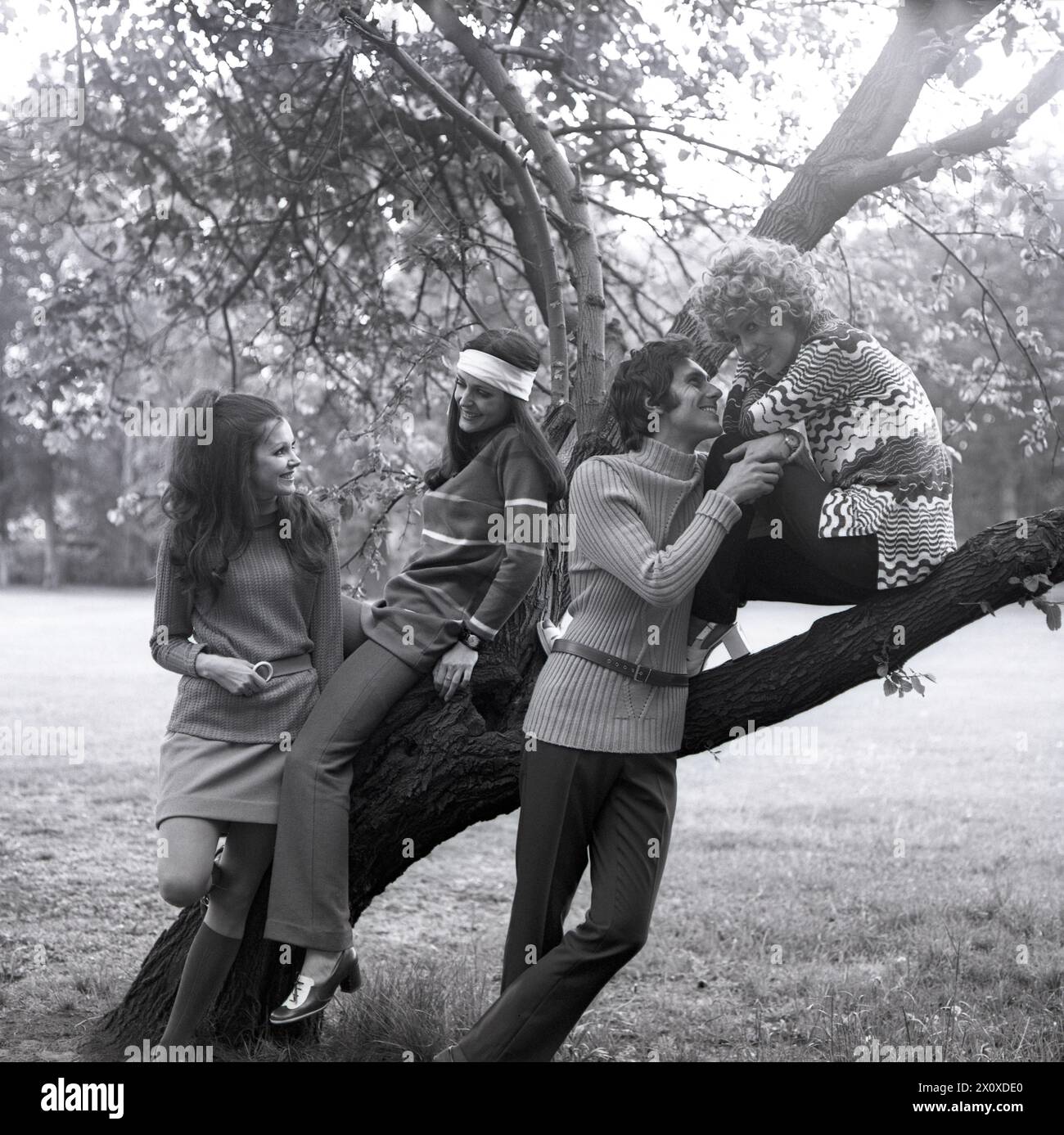 01.07.1971, Berlin, DDR - Werbeaufnahme für Modezeitschriften: Models zeigen in einem Park die ...