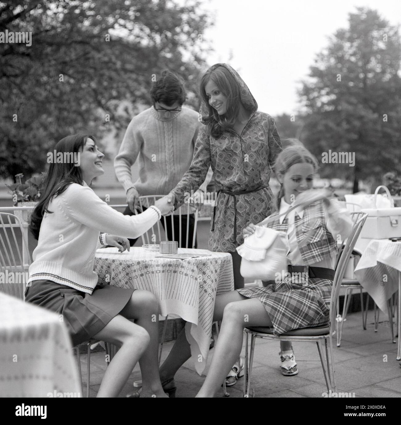 01.07.1971, Berlin, DDR - Werbeaufnahme für Modezeitschriften: Models zeigen in einem Cafe die ...