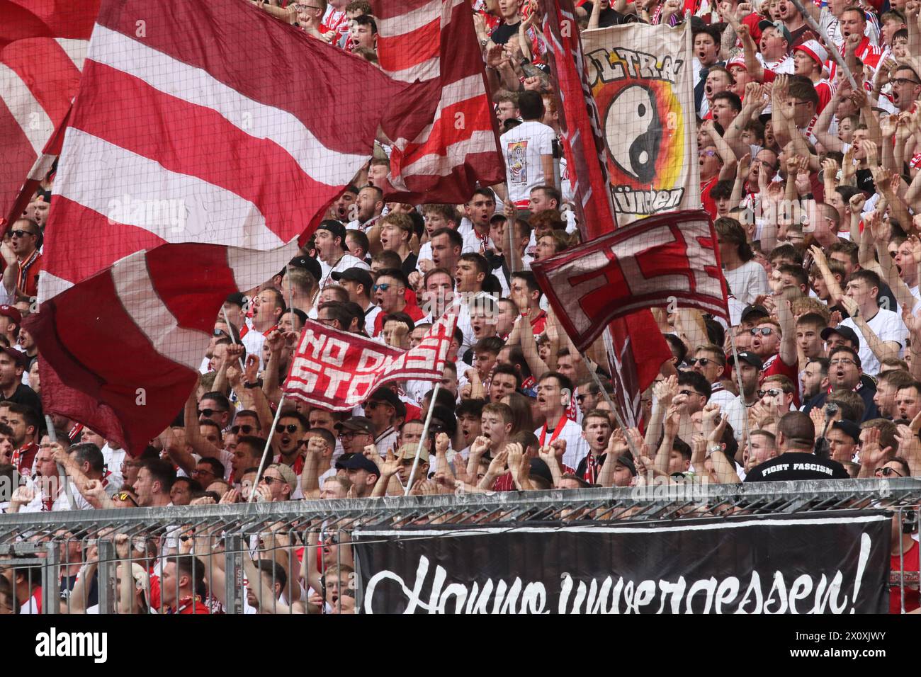 MÜNCHEN, Deutschland. , . FC BAYERN FANS, FANS, Zuschauer feiern ihren ...