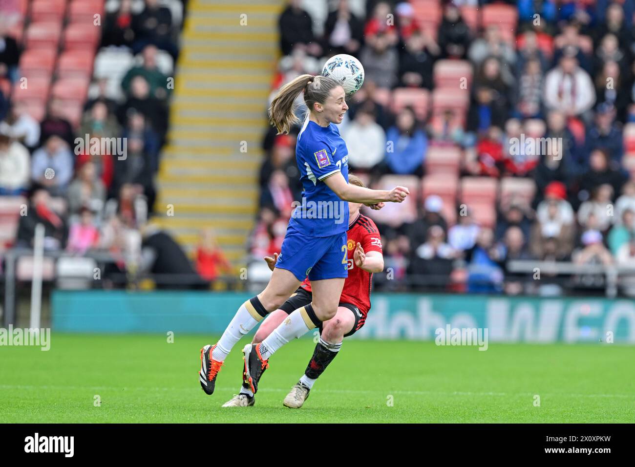 Niamh Charles von Chelsea Women führt den Ball beim Halbfinalspiel ...