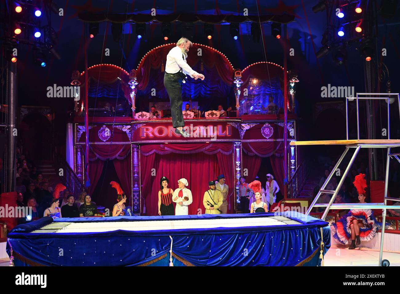 Professor wacko, slapstick Nummer am Trampolin und Tänzer und ...