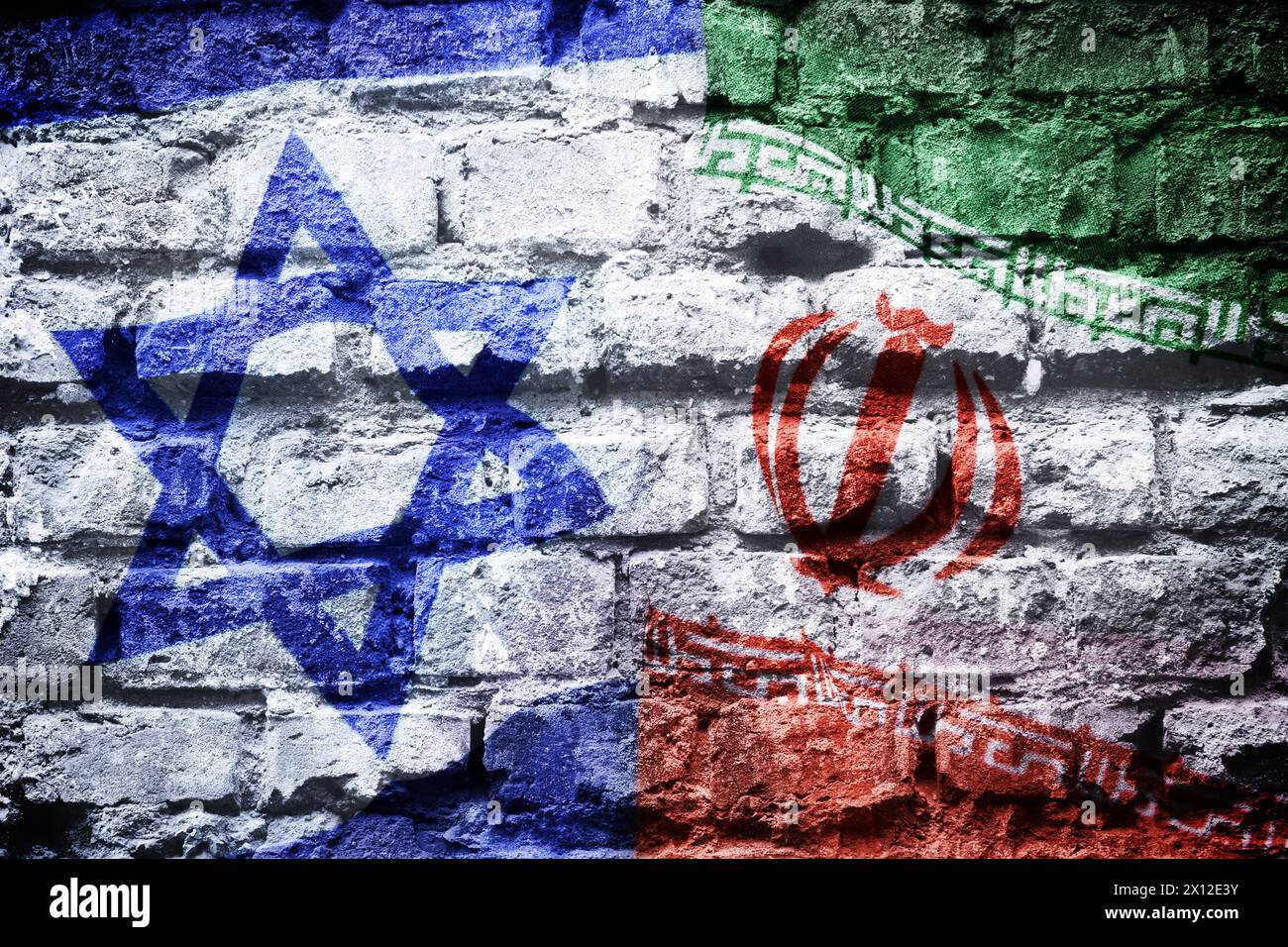 FOTOMONTAGE, Fahnen von Israel und dem Iran auf einer Mauer, Eskalation ...