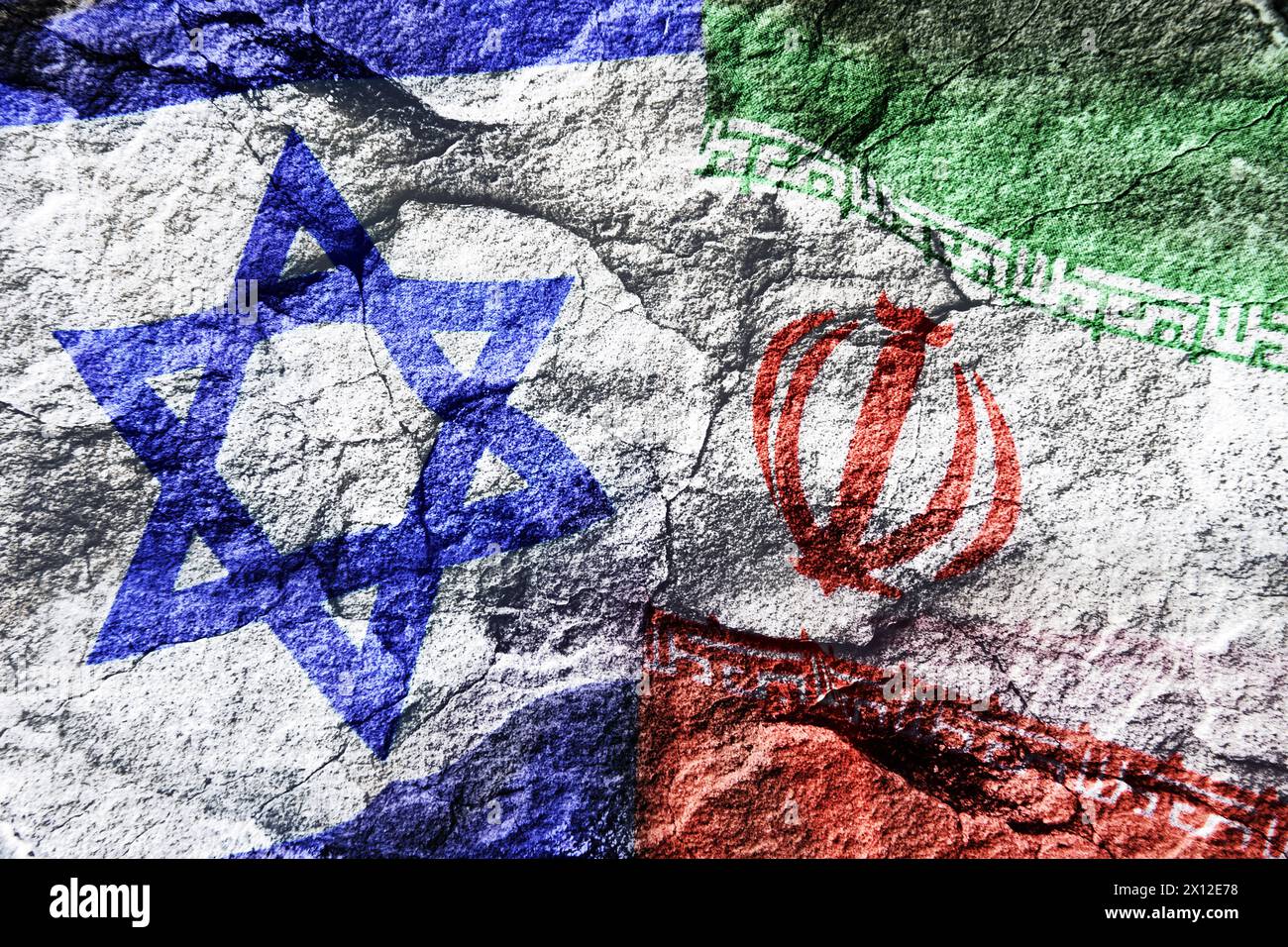 FOTOMONTAGE, Fahnen von Israel und dem Iran auf gebrochenem Grund ...
