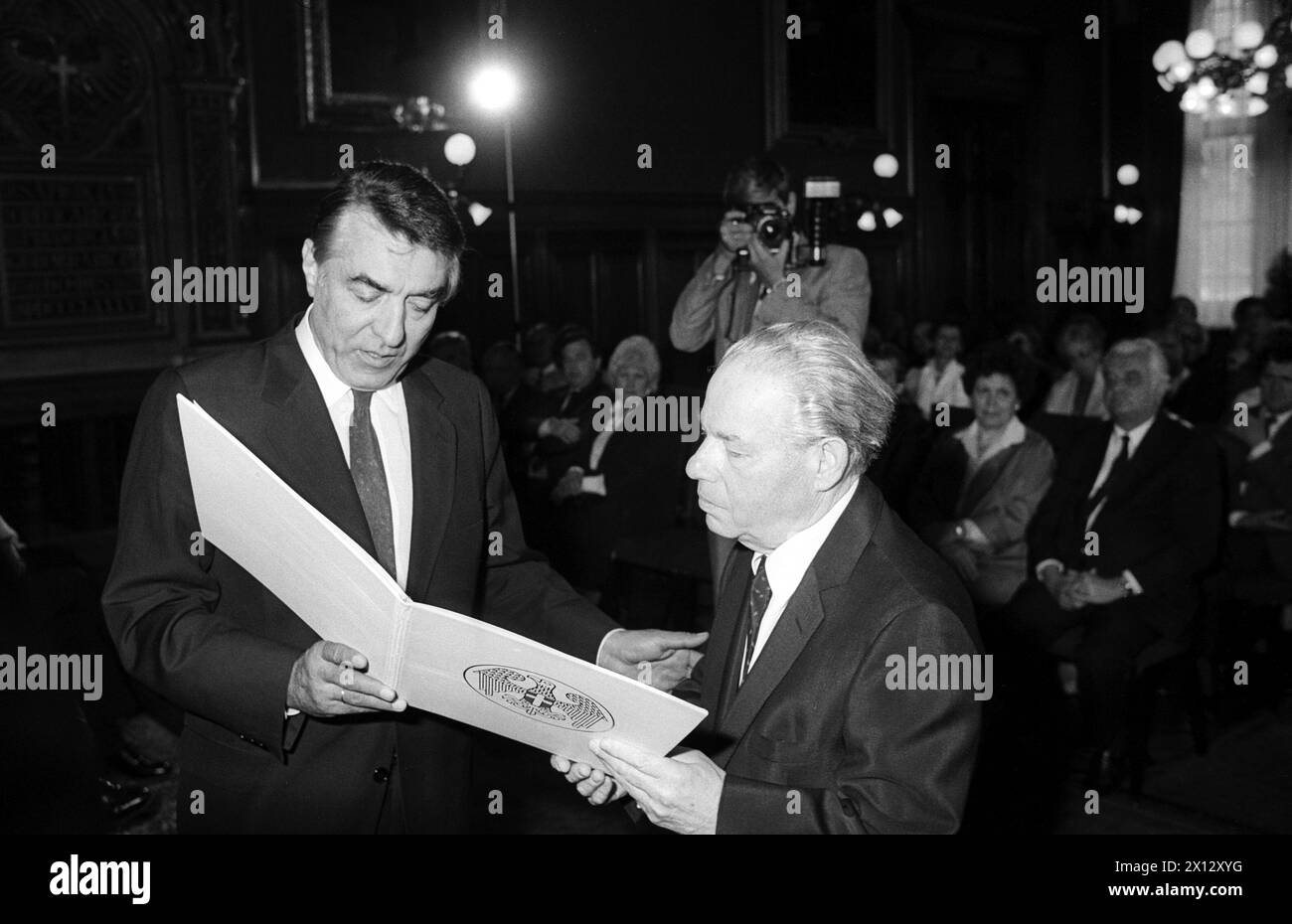 Wiens Bürgermeister Helmut Zilk (l.) übergibt am 28. April 1986 die ...