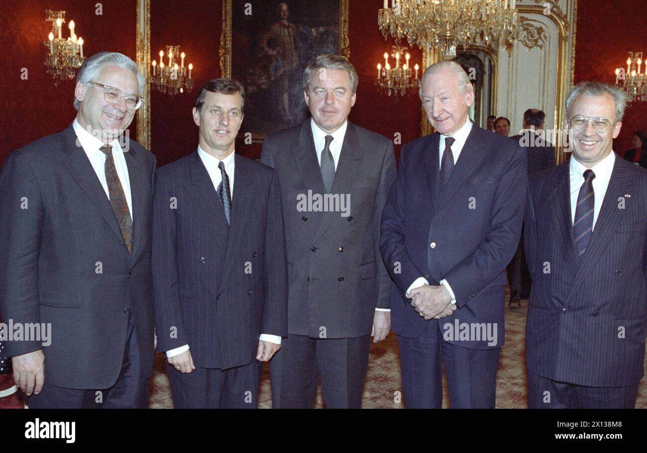 Wien am 22. Oktober 1991: Einweihung von Jürgen Weiss (R.), Österreichs ...