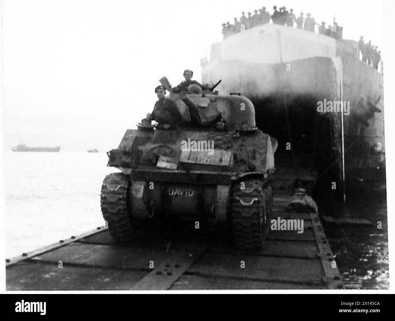 ITALIEN : ALLIIERTER LANDINGSOUTH VON ROM - Ein Sherman-Panzer verlässt ...