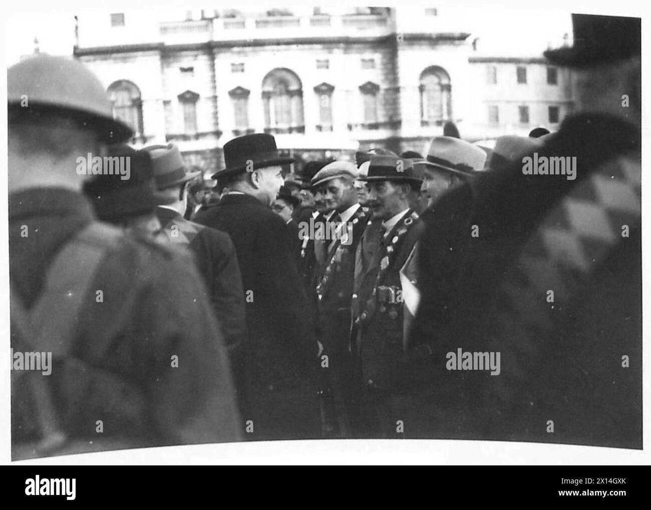 R.A.O.C. - Präsentation des Krankenwagens für Mr. Hore-Belisha. Royal ...