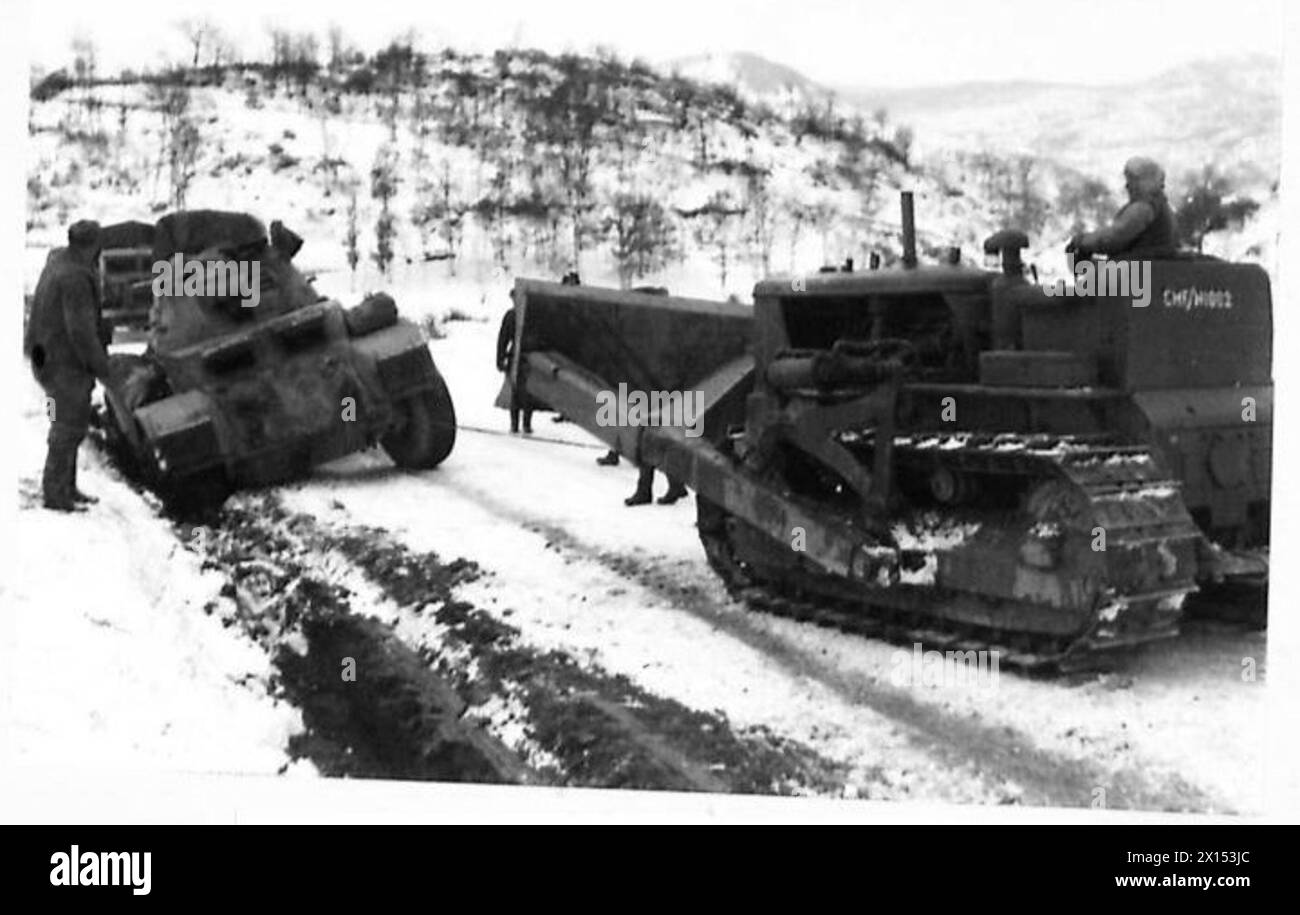 Ein Bulldozer holt einen Panzerwagen T17E1 des 15. Poznań Lancers ...