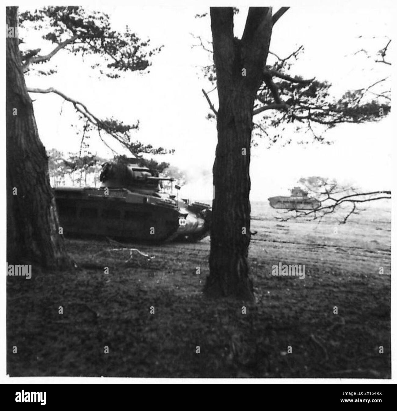 ÖSTLICHE KOMMANDOÜBUNG - Infanteriepanzer bewegen sich aus der Tarnung ...