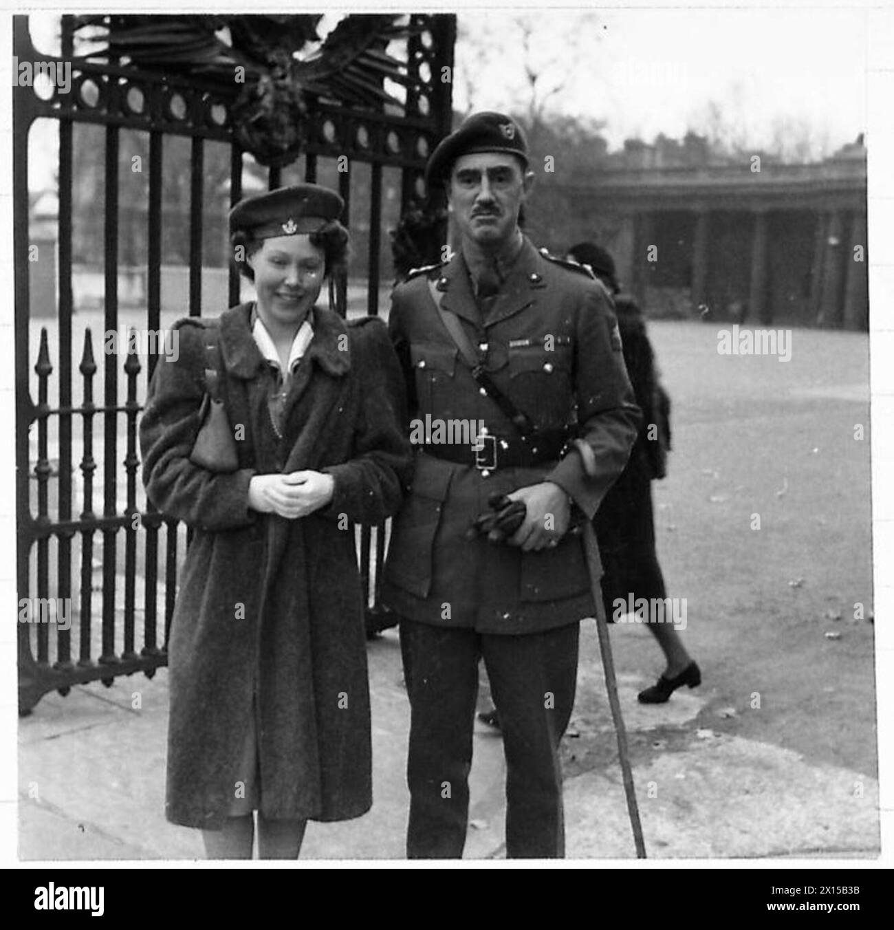 Mit ihrer obe im buckingham palace Schwarzweiß-Stockfotos und -bilder ...