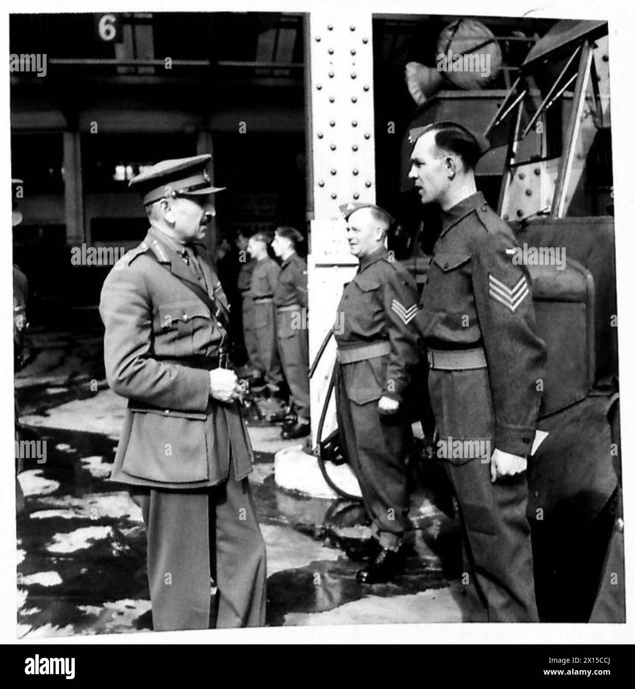 MAJOR GENERAL DER LORD BURNHAM INSPIZIERT 'ARMY MOBILE INFORMATION ...
