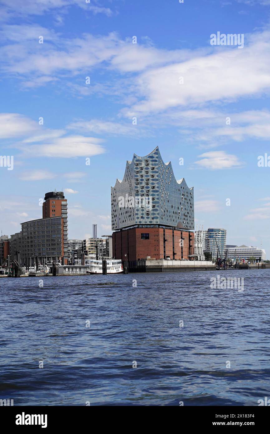 Elbphilharmonie in der Hafencity, Hansestadt Hamburg, erhebt sich die ...