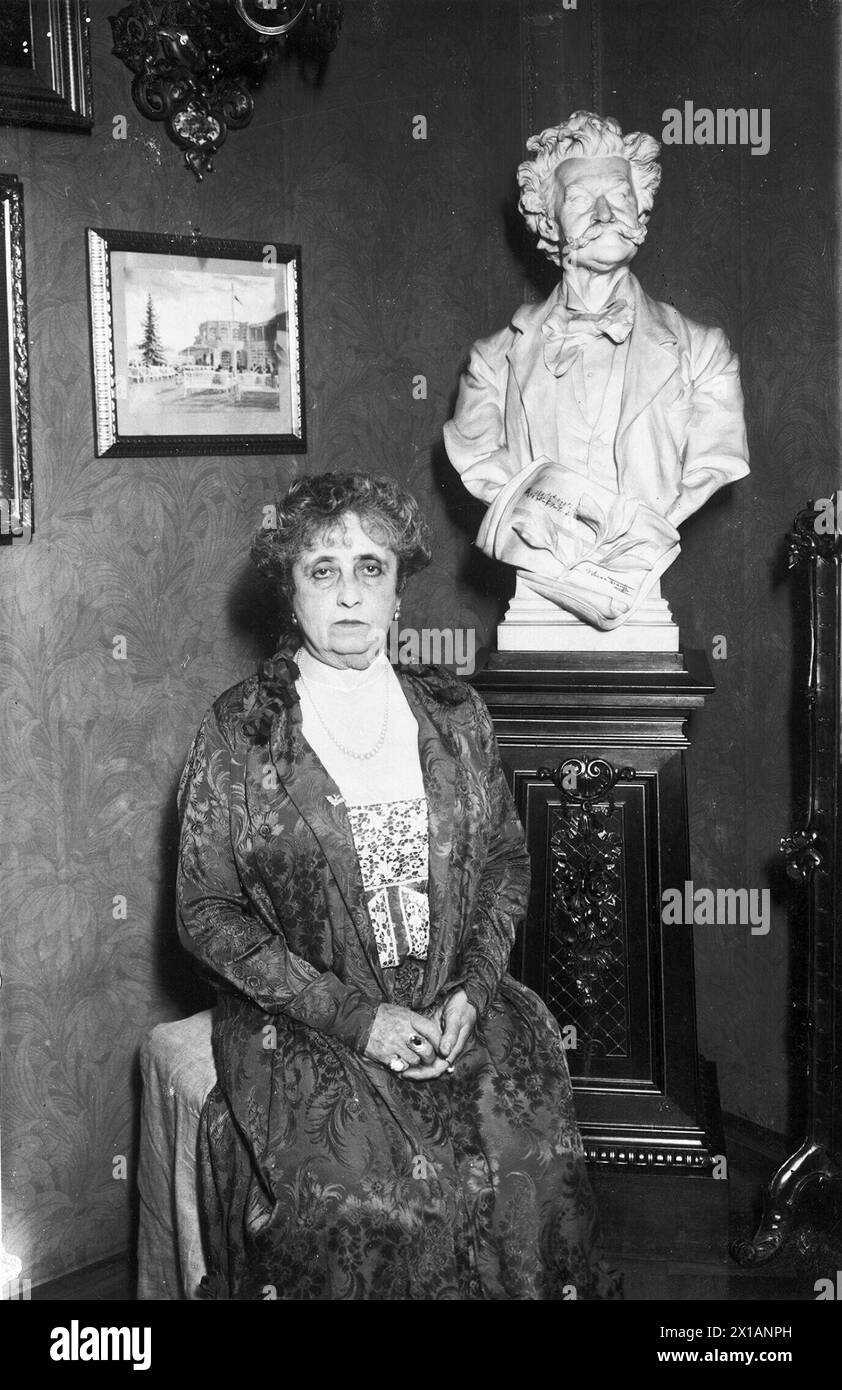 Deutsch, Adele, Bild (ganze Figur sitzend, en face (in ihrer Anstalt in ...